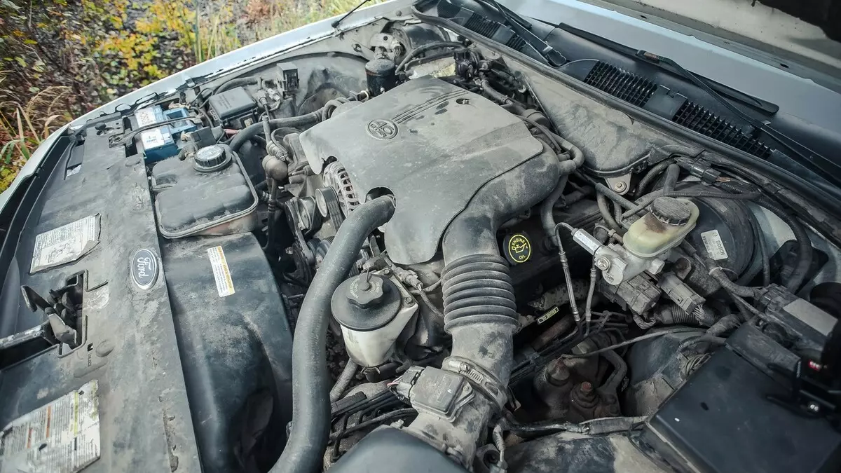 Cop en blanc: Expérience de la couronne de Ford Victoria 38475_21