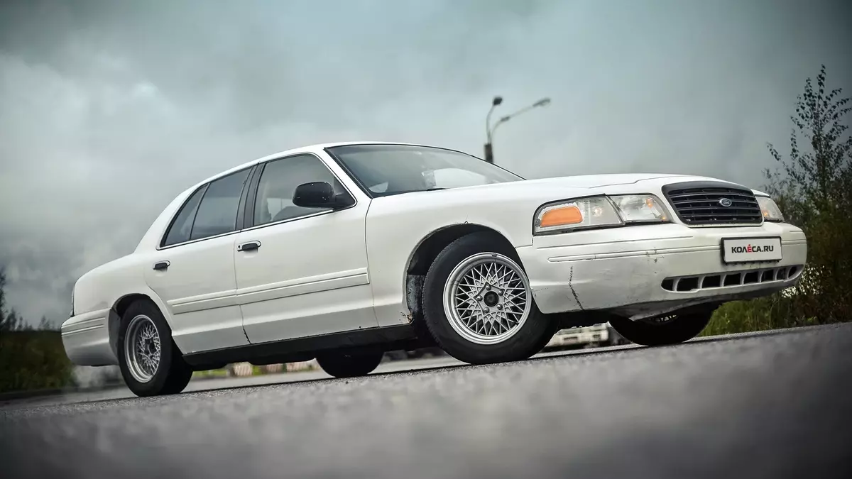 COP í hvítu: Reynsla af Ford Crown Victoria 38475_29