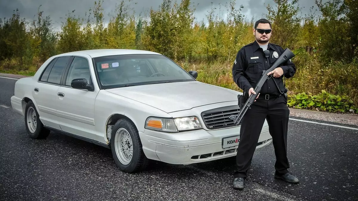 Koloi ka White: Boiphihlelo ba Ford Crown Victoria 38475_3