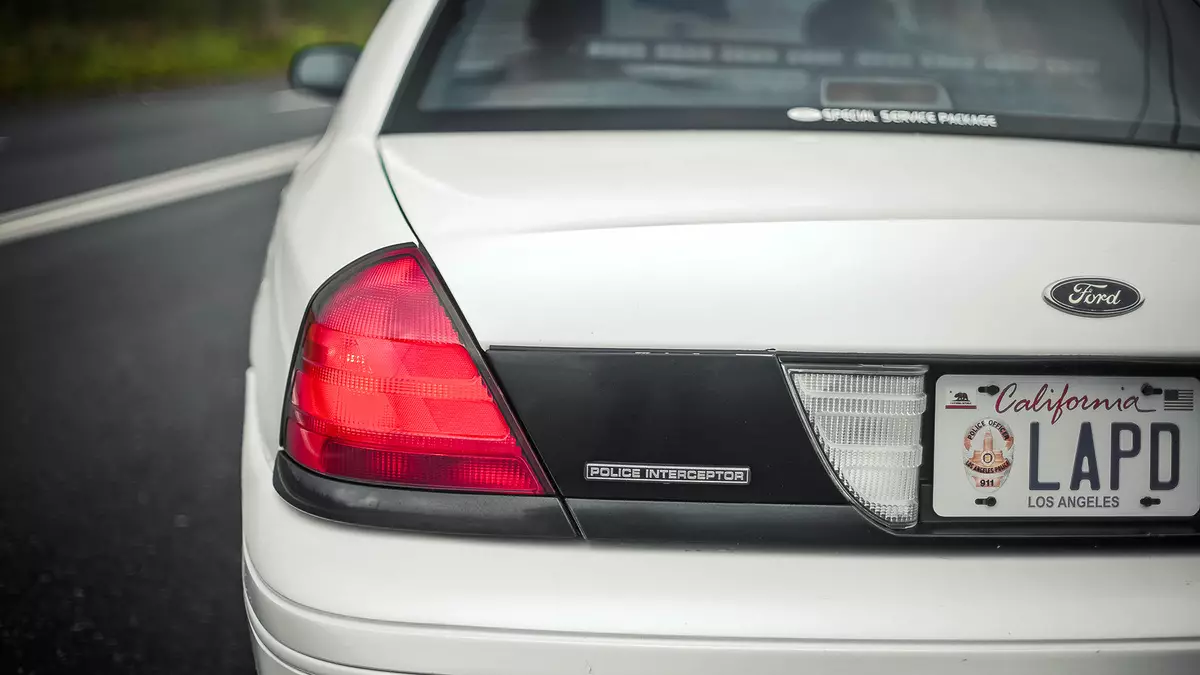 Cop en blanc: Expérience de la couronne de Ford Victoria 38475_30