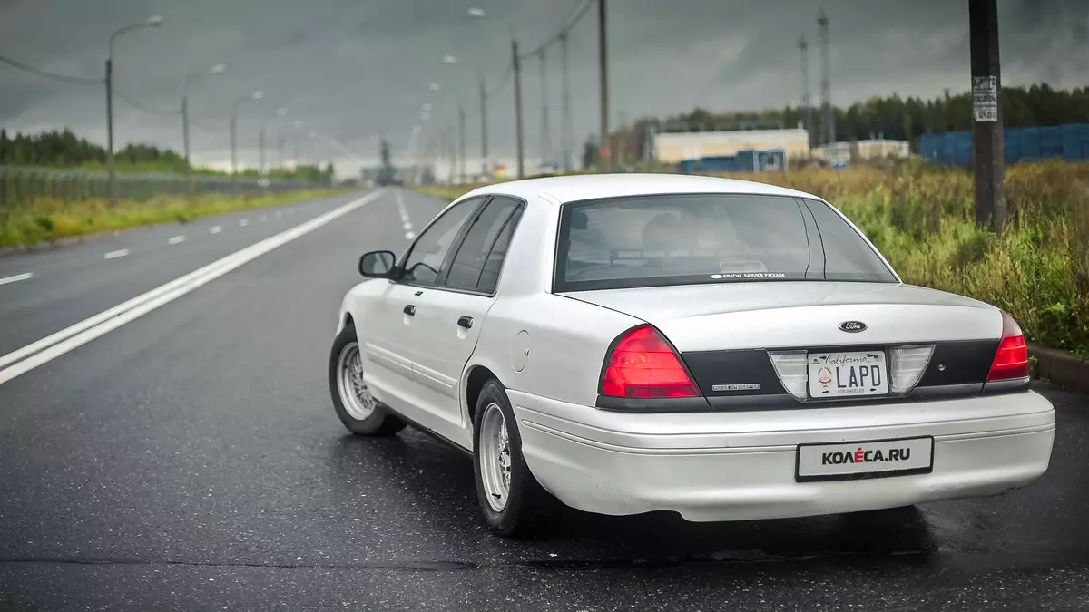 Cop sa White: Karanasan ng Ford Crown Victoria. 38475_31