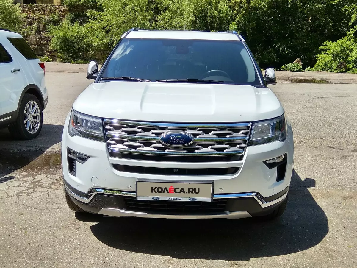 Ford Explorer White Front View