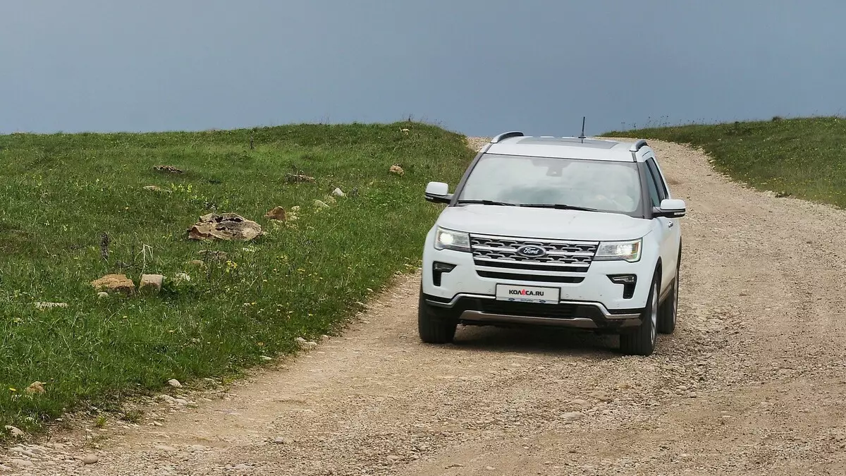 Ford Explorer weiß unterwegs