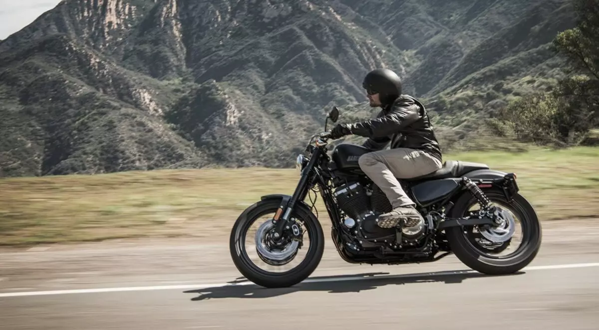 A la foto: Harley-Davidson XL1200CX Roadster