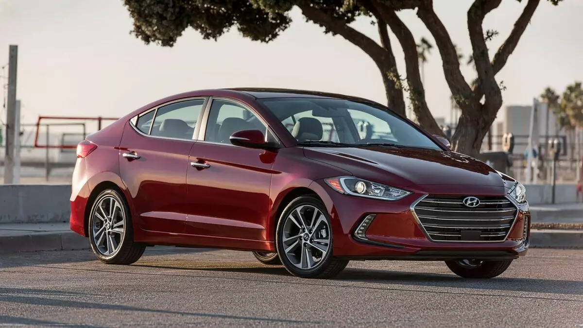 Hyundai Elantra sedan (versão padrão)