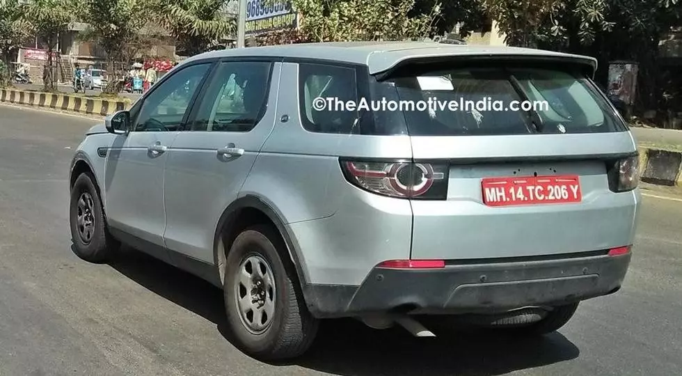 Range-Rover-Discovery-Base-Version-SPIED-2