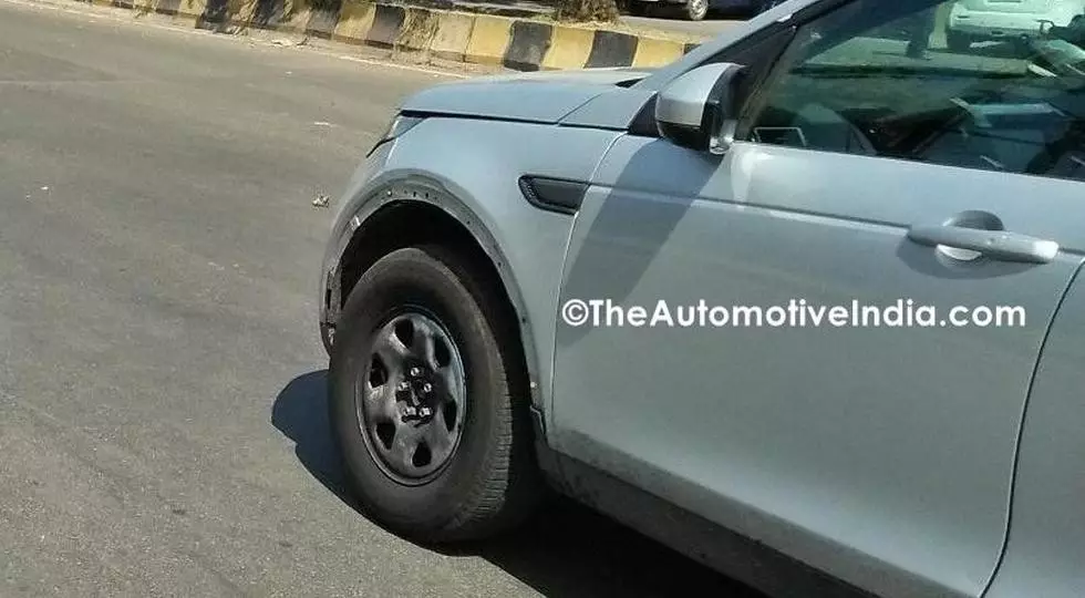 TATA crossover based on Land Rover Discovery Sport climbed on tests 38697_2