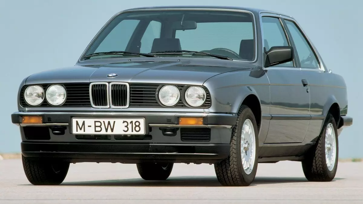 Op de foto: BMW 318I COUPE (E30) '1982-91