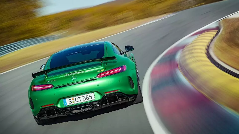 Базардандырғыш жылан: Mercedes-amg gt gt gt gt r спорттық аккумула 38746_2