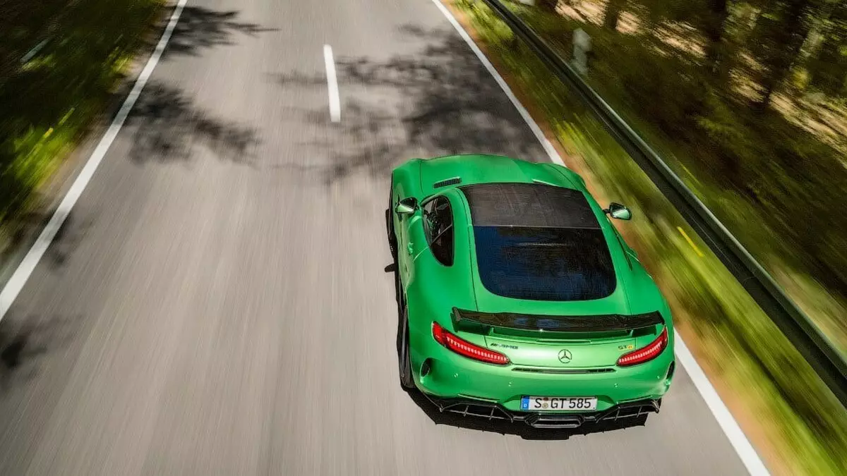 Базардандырғыш жылан: Mercedes-amg gt gt gt gt r спорттық аккумула 38746_4