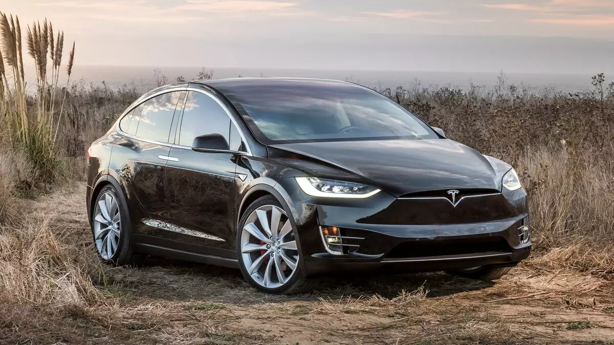 Fotoğrafta: Tesla Model X