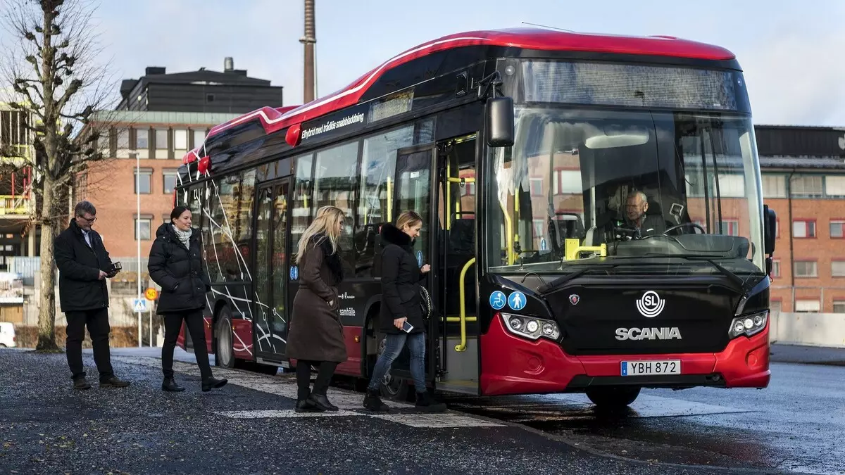 Scania har brakt en hybridbuss med trådløs lading 38906_1