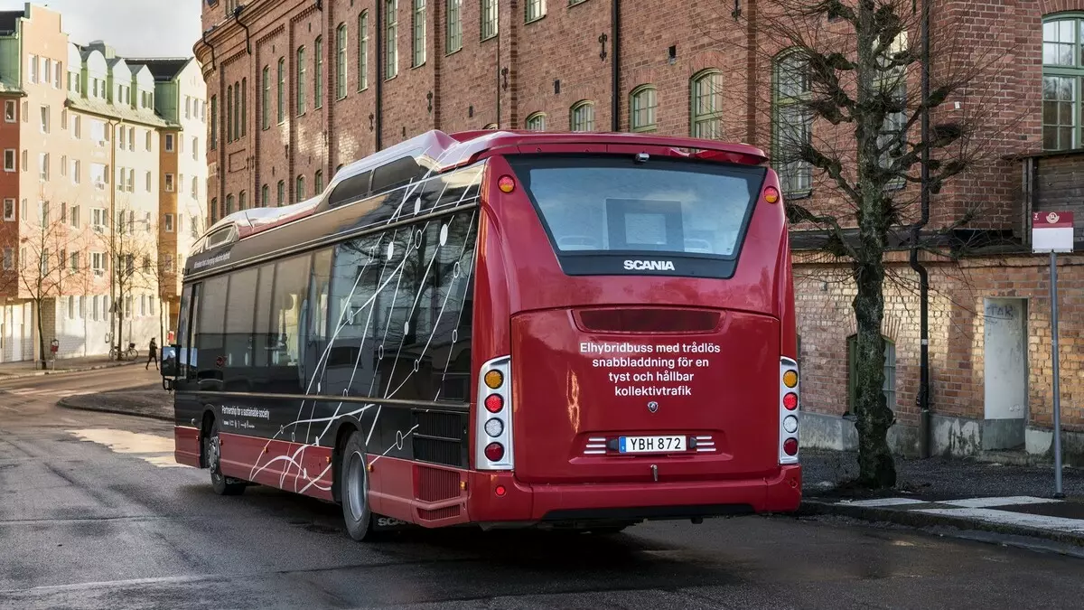 Scania het 'n hibriede bus met draadlose laai gebring 38906_2