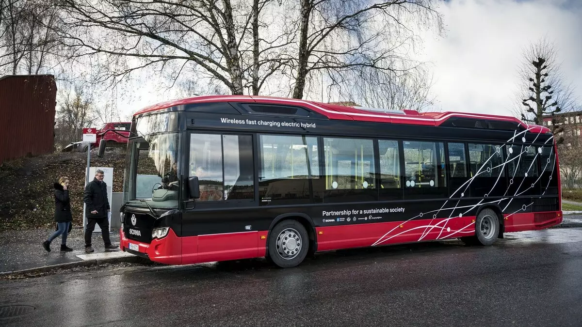 Scania telah membawa bas hibrid dengan pengecasan tanpa wayar 38906_4