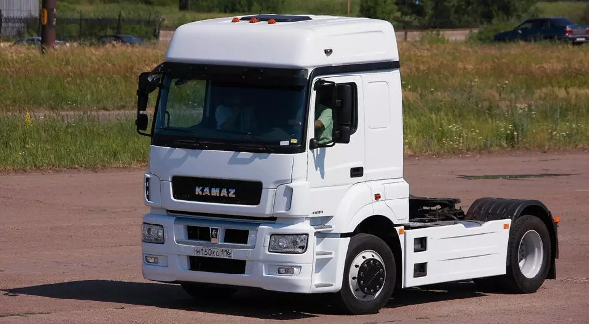 På bildet: Kamaz-5490