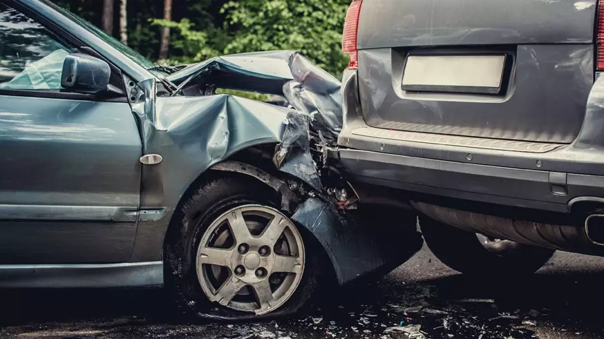 Accident de mașină pe stradă.