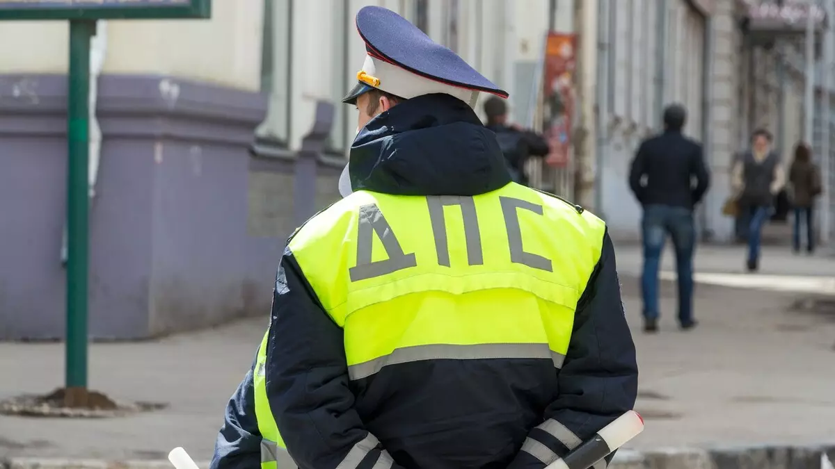 Ruski policajci koji stoje uz cestu u uniformi u boji limete