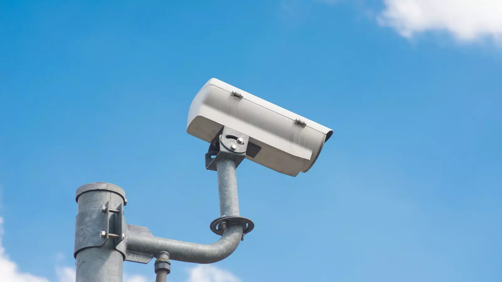 A câmera CCTV de segurança de tráfego operando na estrada detectando TRA