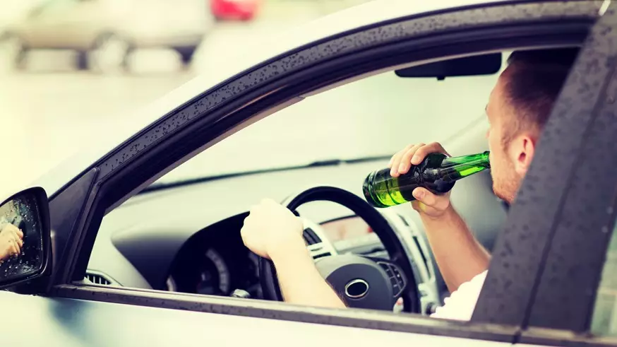 車を運転しながらアルコールを飲む人