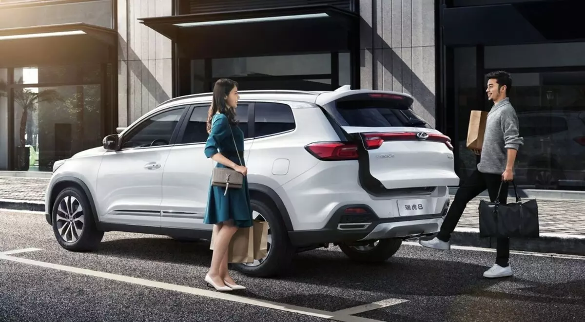 နှင့်တစ်နှစ်မကုန်ခဲ့ပါ။ Crossover Chery Tiggo 8 သည်ဒီဇိုင်းကိုပြောင်းလဲပြီးတာဘိုအင်ဂျင်အသစ်ပေါ်လာသည်။ 39243_6