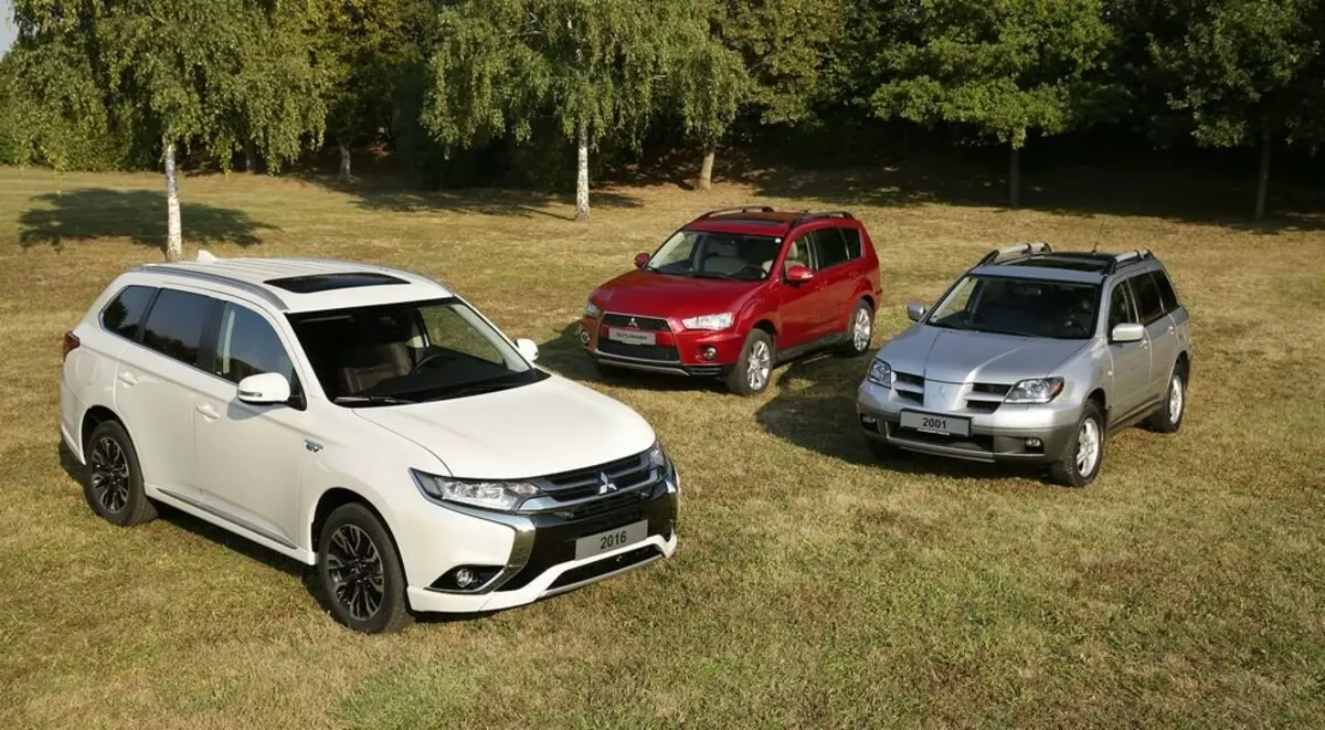 På bildet: Tre generasjoner Mitsubishi Outlander