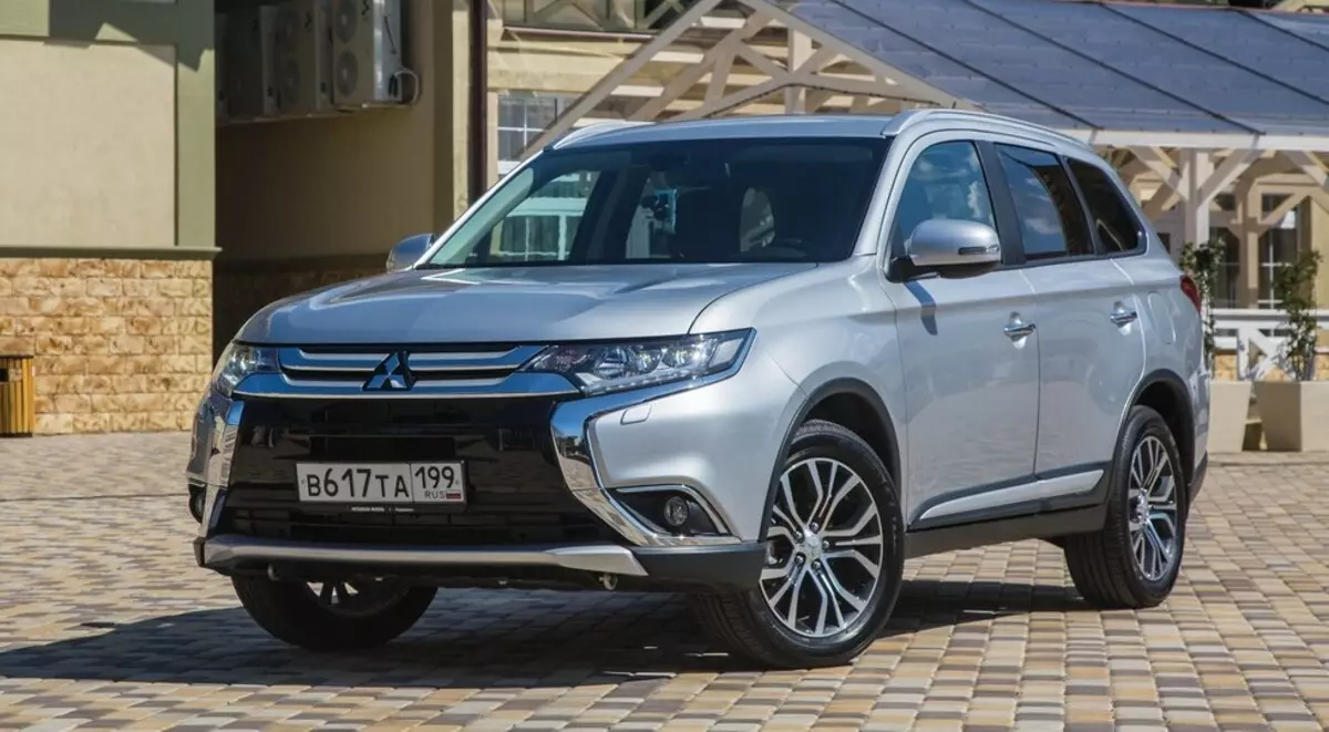 Nan foto a: Mitsubishi Outlander nan twazyèm jenerasyon an