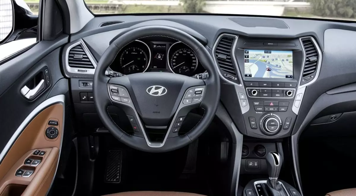 Hyundai Santa Fe sing diwiwiti ing Rusia kanthi ater-ater premium 39266_3