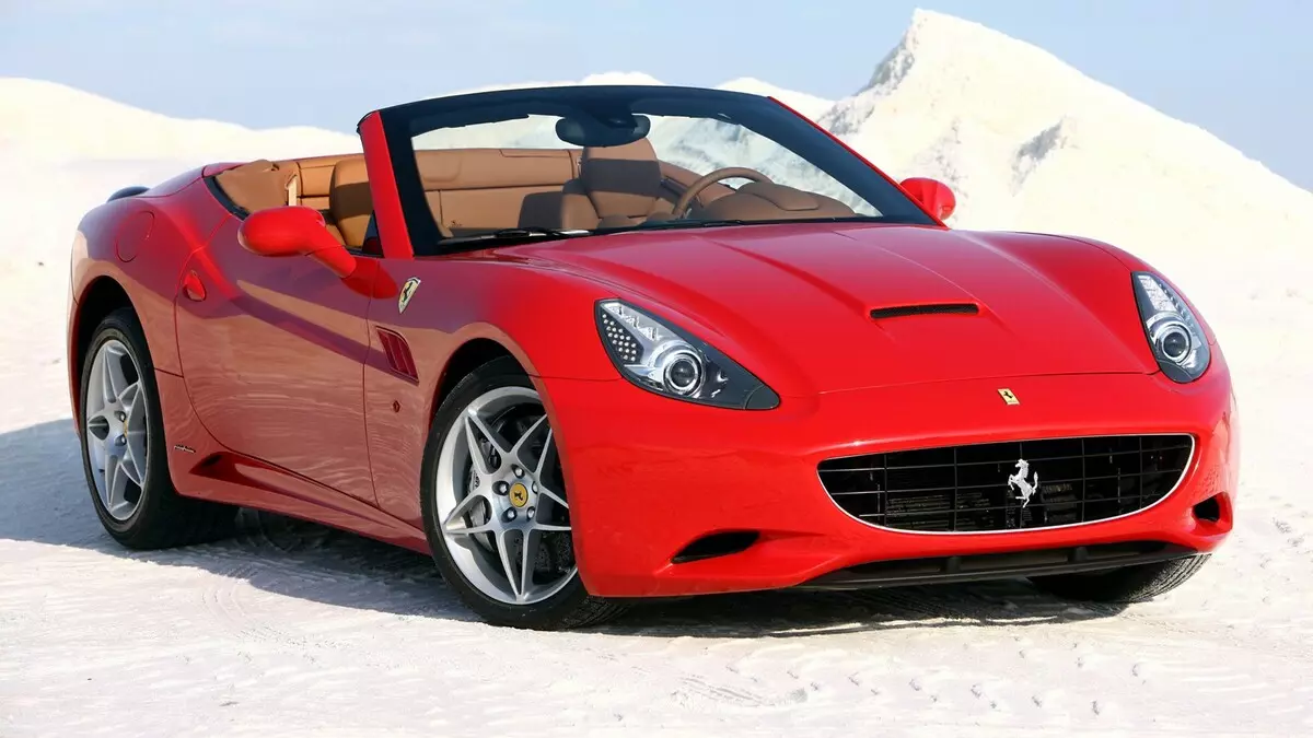 Yn y llun: Ferrari California