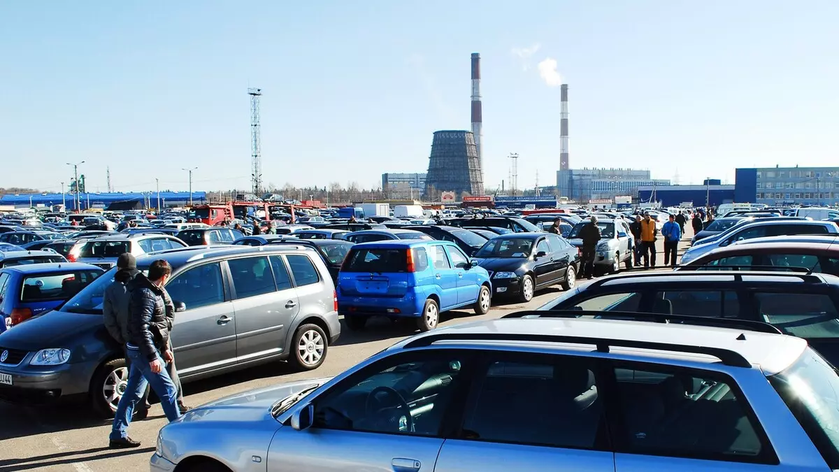 Bazara desta duyemîn otomobîlên li bajarê Kaunas bikar anîn