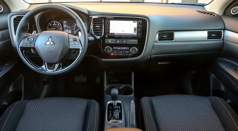 Nella foto: Interno dell'attuale Mitsubishi Outlander