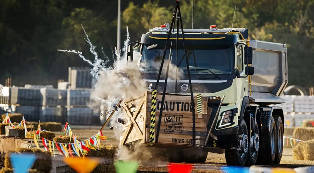 Volvo поведе управлението на камиона на четиригодишно бебе. Видео 39543_1