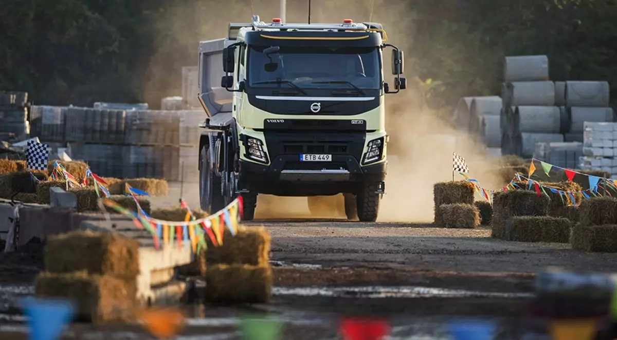 Η Volvo ανέθεσε τη διαχείριση φορτηγών ενός τετραετούς μωρού. βίντεο 39543_2