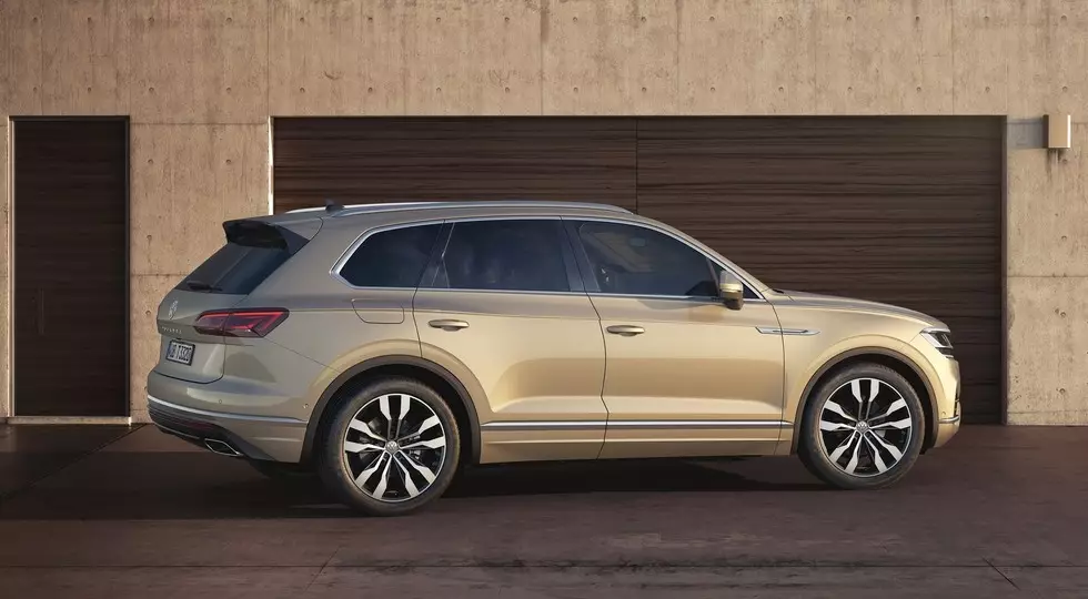 Bei ya Volkswagen New Touareg nchini Urusi: crossover akaanguka wazi 39593_2