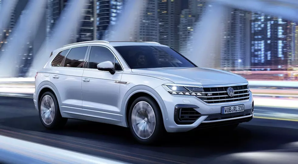 Bei ya Volkswagen New Touareg nchini Urusi: crossover akaanguka wazi 39593_5