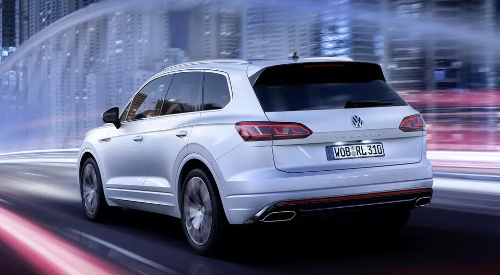 Bei ya Volkswagen New Touareg nchini Urusi: crossover akaanguka wazi 39593_6