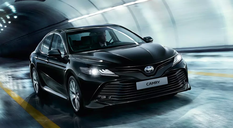 Toyota mengumumkan sedan Camry baru untuk Rusia 39678_2