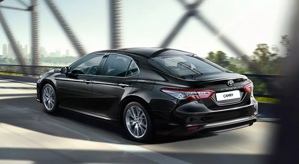 Toyota mengumumkan sedan Camry baru untuk Rusia 39678_3