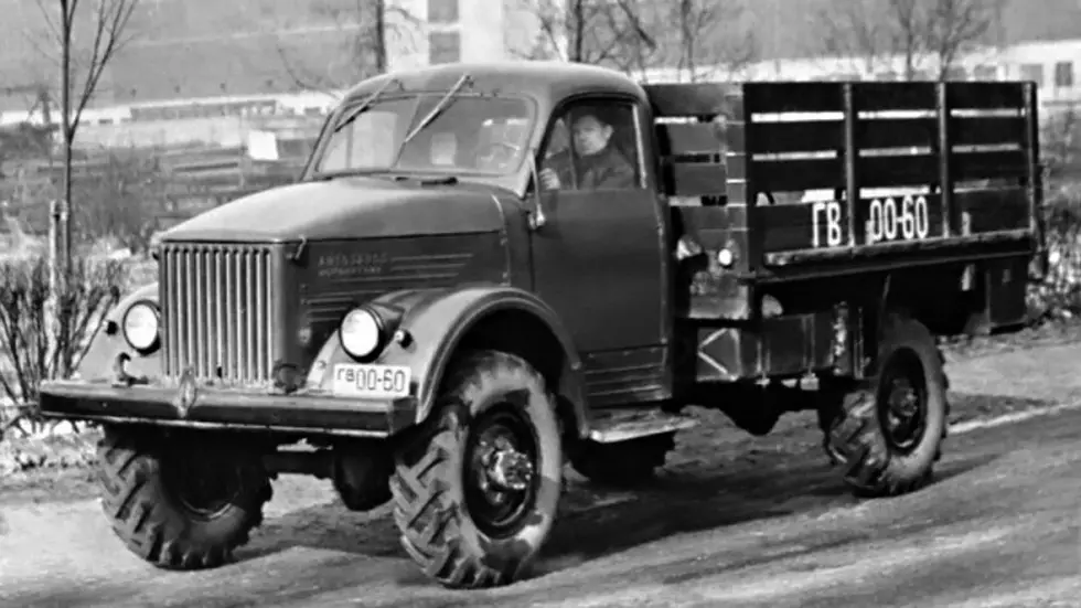 写真で：Gaz-63