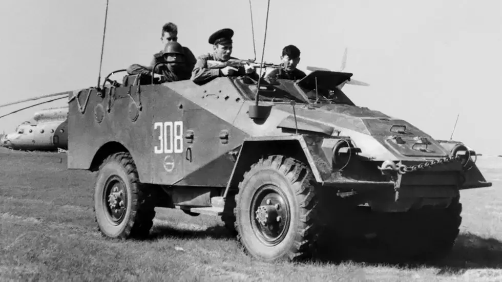 در عکس: GAZ 40 (BTR 40) '1950-60