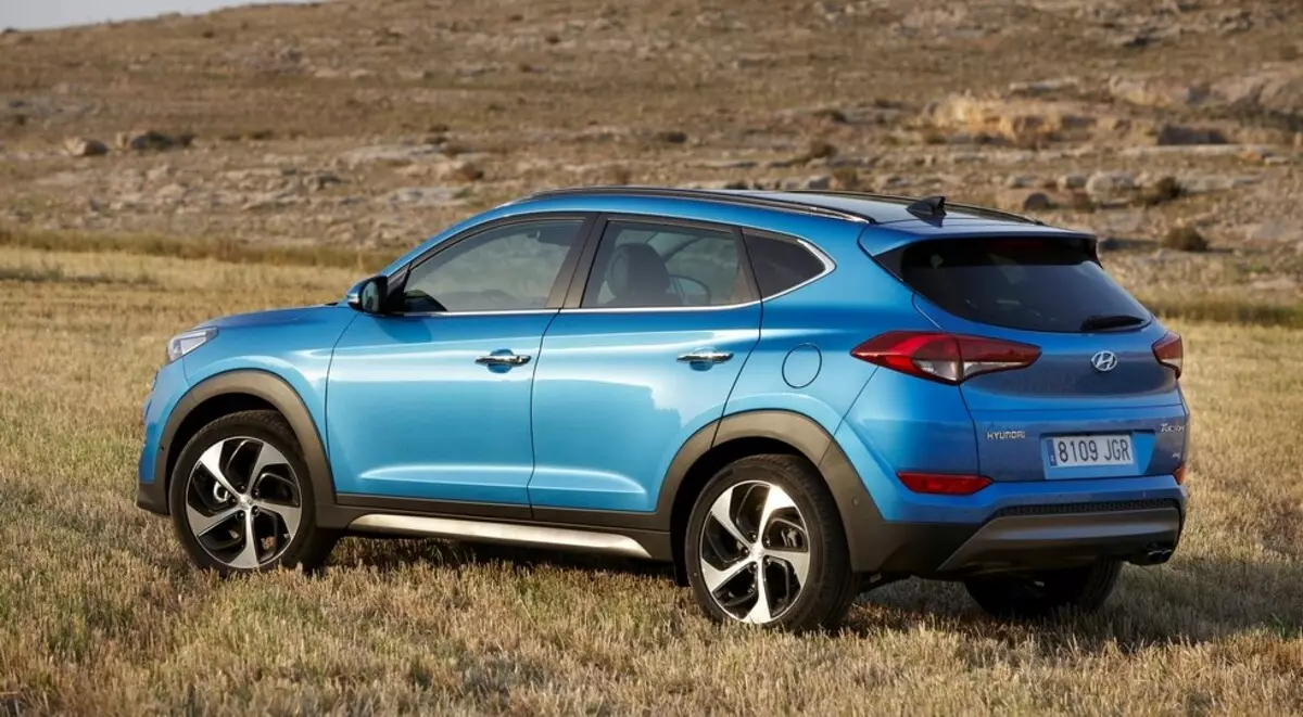 Hyundai Tucson nwetara ụdị nke ọhụụ na Russia. A maara ọnụahịa ahụ 39743_2