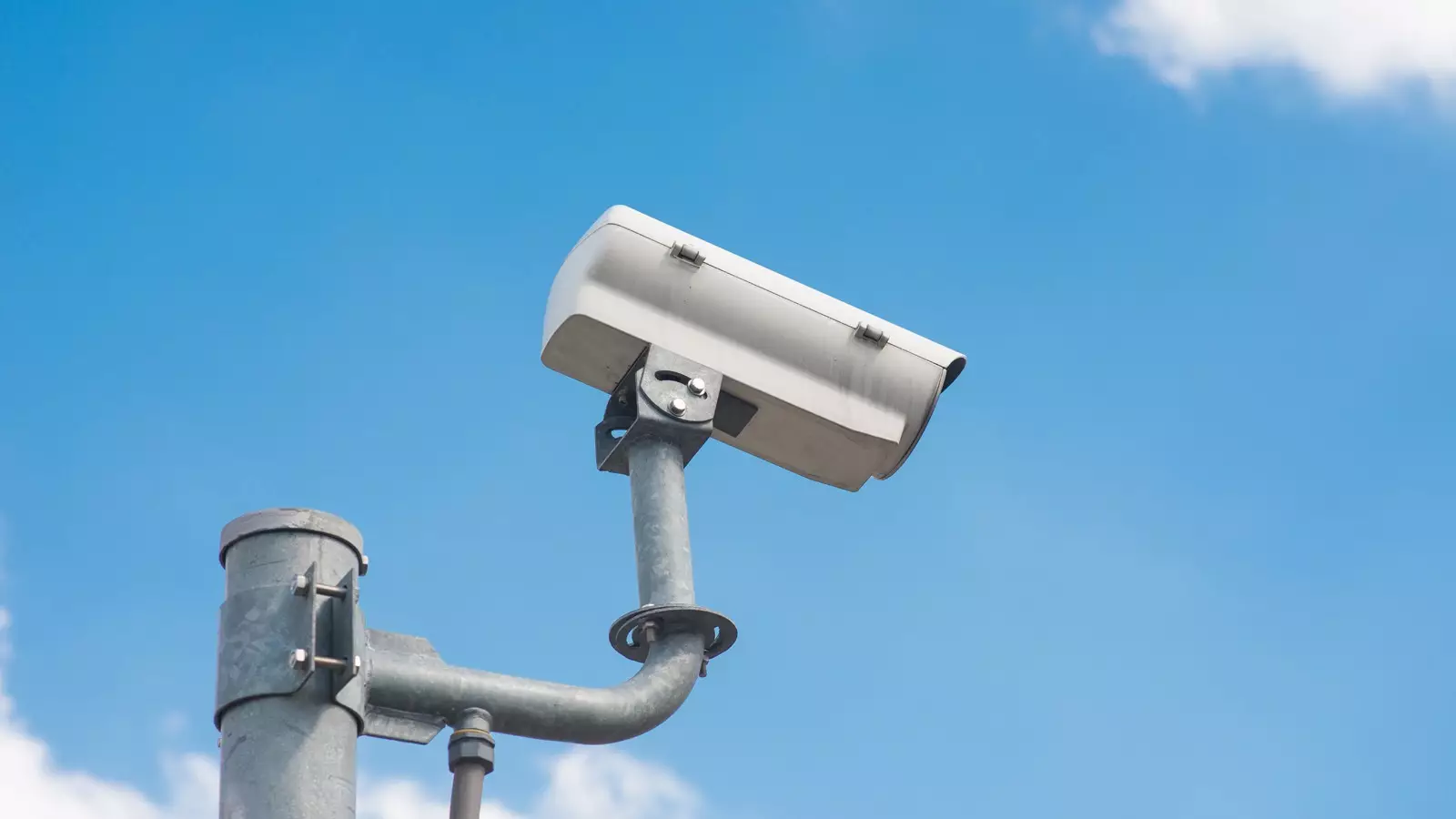 La caméra CCTV de sécurité de la circulation fonctionnant sur la route de détection de route TRA