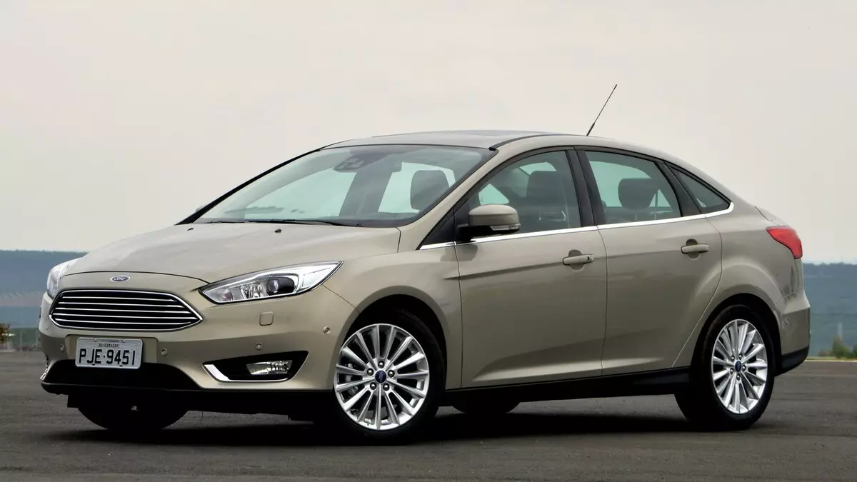 שוואַרץ אויף ווייַס: Ford האט צוגעגרייט נייַ ווערסיעס פון פיעסטאַ און פאָקוס 39879_4