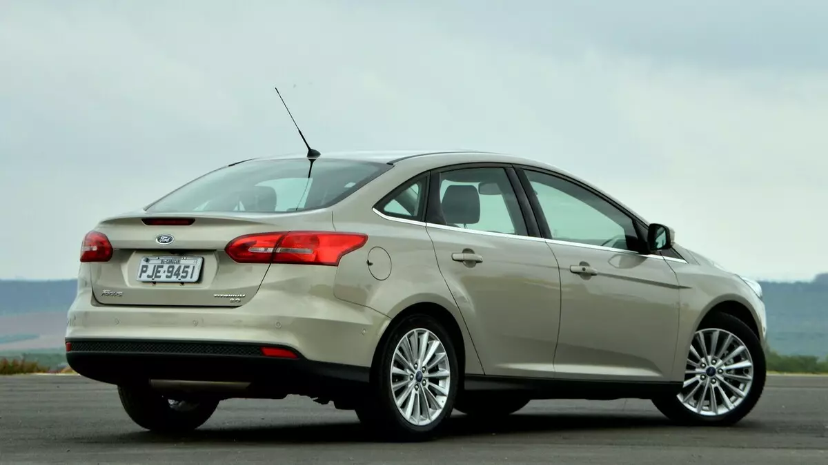 שוואַרץ אויף ווייַס: Ford האט צוגעגרייט נייַ ווערסיעס פון פיעסטאַ און פאָקוס 39879_5