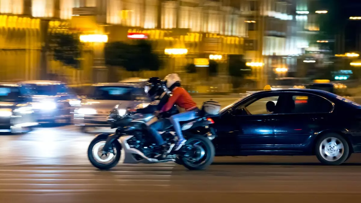 Motociclista na rúa pola noite