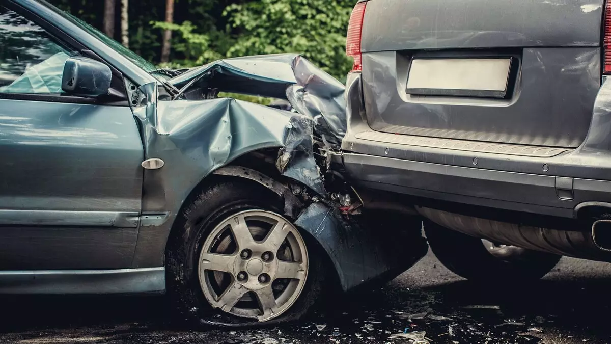 Automobilska nesreća na ulici.