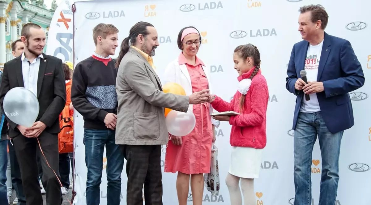 AVTOVAZ PRÉSIDENT BU BU ANDERSSON a présenté une nouvelle fille Lada Lada Largus de 10 ans 399_2