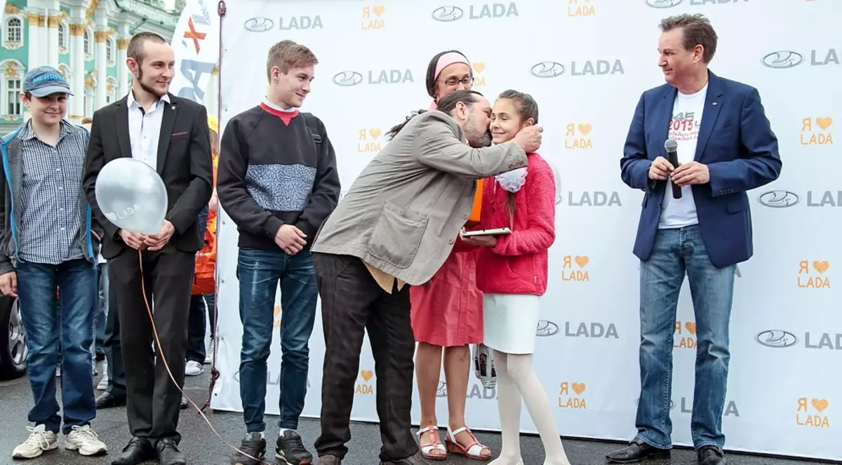 El presidente de Avtovaz, Bu Andersson, presentó una niña de 10 años New Lada Largus Cross 399_3