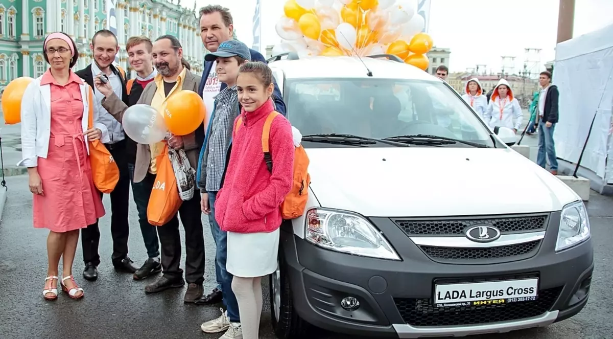 Avtovaz President Bu Andersson presenteerde een 10-jarige meisje New Lada Largus Cross 399_4