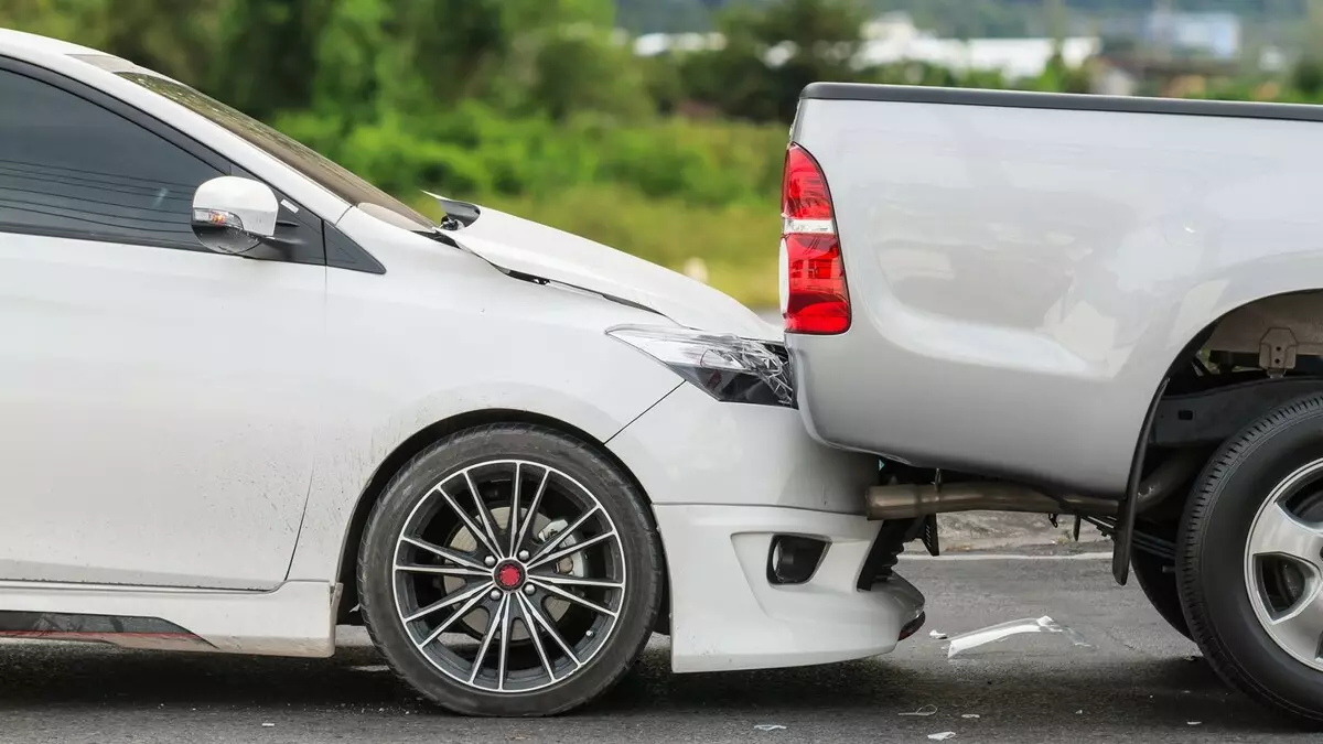 Accidente de coche que involucra dos coches en la calle.