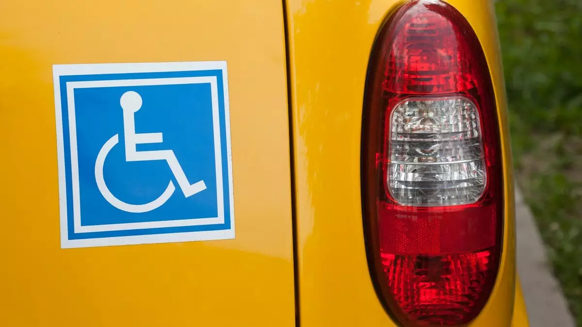 Handicaped Umellen Zréck vum Auto